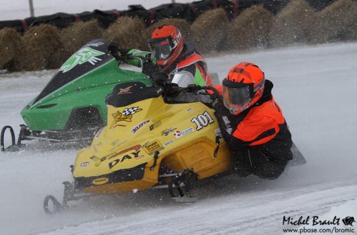 Introduction à la nouvelle année de courses de motoneiges sur piste ...